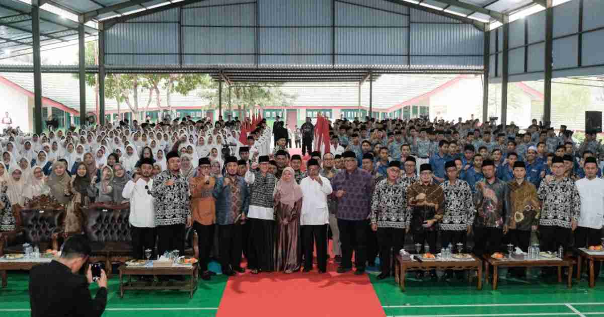 SIARAN PERS : Menparekaf Dorong Santri Berinovasi Manfaatkan AI SIARAN PERS : Menparekaf Dorong Santri Berinovasi Manfaatkan AI