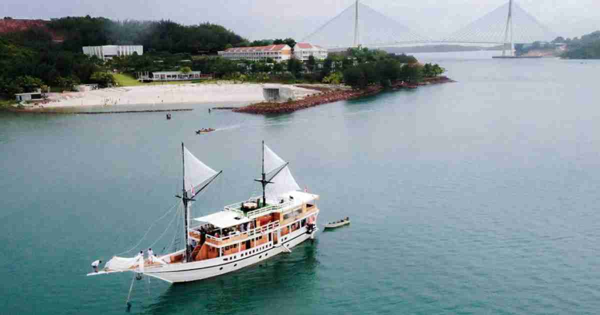 Siaran Pers: Menikmati Sensasi Berlayar dengan Kapal Phinisi di ... Siaran Pers: Menikmati Sensasi Berlayar dengan Kapal Phinisi di ...